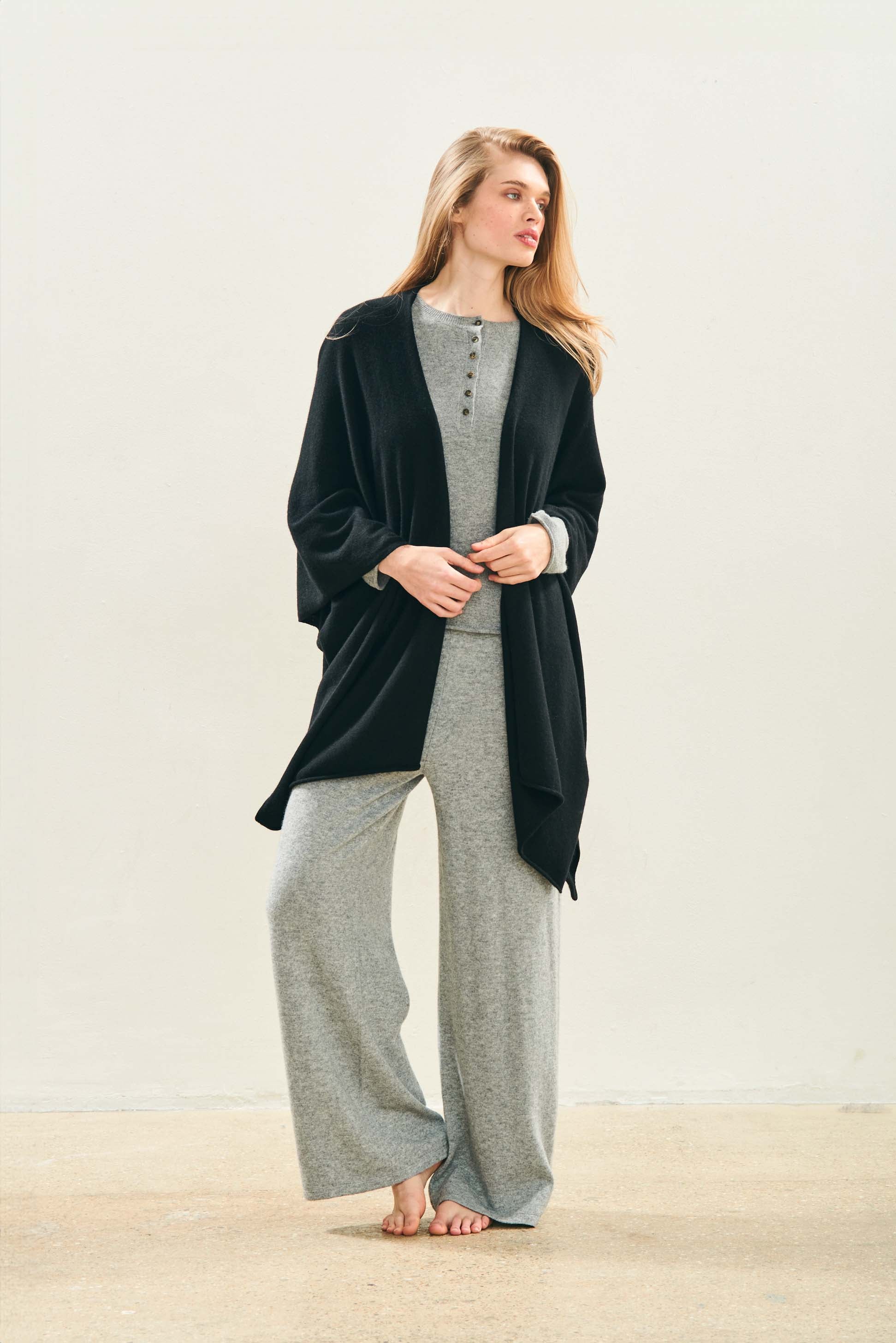 Plain Cashmere Wrap in Black